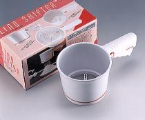 材　質：本体／ABS樹脂網／ステンレス商品サイズ：（約）直径110X213X高さ94mm使用後の洗い勝手のよさが大好評です。たっぷり2カップふるえる、軽くてすばらしい機能性です。シフターは右手でも左手でも使いやすいデザイン。角度のついた引き...