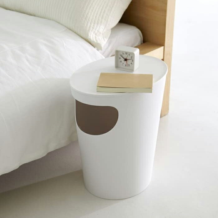 テーブルとくず入れ、2つの機能を1つに。 ・テーブルとくず入れ、2つの機能を1つにすることでスペースの確保と利便性を追求！ ・天板テーブルは取り外してトレーとしても使用可能です。 ・ゴミ捨ての開口部は大きく、くず入れには珍しい袋止め付きなの...