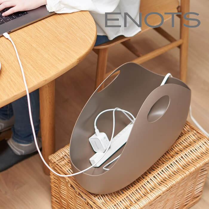 ●ささっと物が片づけられる、インテリアとしてのバッグです。 ●お子様のおもちゃや、ひざ掛け、雑誌など、ものがたくさん入ります。 ●ソフトな手触りで持ち手部分が内側に収まるため、中身が見えにくいです。 ●脇からは中に入っているものが取り出しや...