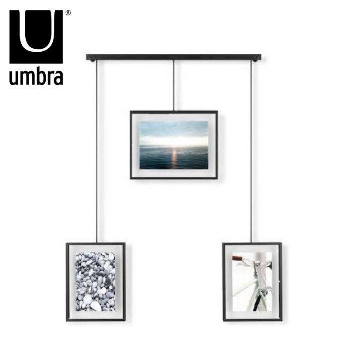 レールから吊り下げられるのが特徴のフォトフレームです。 写真サイズは、2個のポストカードサイズフレームと、2L判サイズのフレームが1個セットになっています。 フォトフレームは自由に組み合わせでき、フレームは縦横どちらの方向にもセットできるの...