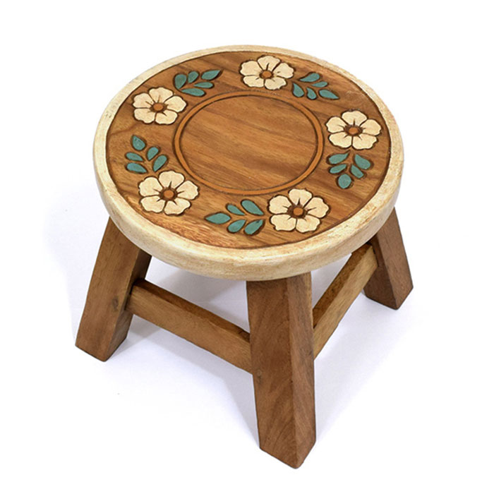 花柄のデザインがかわいいコンパクトスツール●リースのように丸く円を描いて並んだ花とリーフがかわいいデザインのスツールです。●ちょこんと座れるコンパクトサイズでディスプレイ台にも使えます。●コンパクトサイズのスツールですが、座面はしっかりとし...