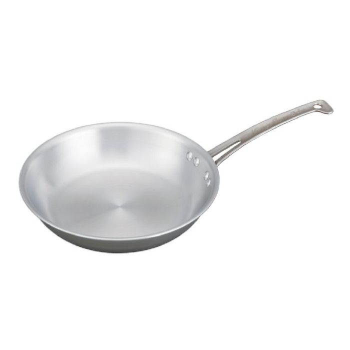 IH調理の弱点は、調理器と接する鍋底のみが加熱し、側面への熱の伝わりが弱いことだが、キングフロンは外側にステンレス、中心に極厚のアルミをはさむことで、側面への熱伝導率の良さを可能にした。てこの原理で操作性を追求した取っ手の端部と、熱を拡散す...