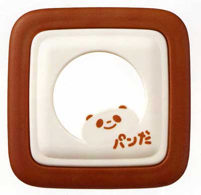 食パンにお好みの具をはさみ、重ねた上からサンドでパンだをおしつけると、サンドイッチのできあがり！トーストすればホットサンドにも！ 【定格】 台紙寸法：240×137×34mm包装込重量：80g 材　質：ポリプロピレン （耐熱温度／120度、...