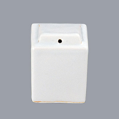 【仕様】 間口×奥行×高さ：45×45×55mm ●瀬戸焼 スタックカスターシリーズは各アイテムの胴寸法を同じにすることで積み重ねを可能にした省スペースシリーズです。 専用トレイと組み合わせて使用することで、複数のカスター類をスッキリと省ス...