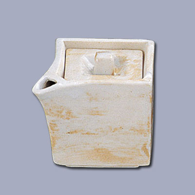 【仕様】 間口×奥行×高さ：45×45×45mm 容量：30c.c. ●瀬戸焼 スタックカスターシリーズは各アイテムの胴寸法を同じにすることで積み重ねを可能にした省スペースシリーズです。 専用トレイと組み合わせて使用することで、複数のカスタ...