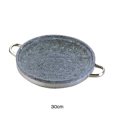【仕様】 メーカー品番：YS-0330A サイズ：30cm 直径×高さ(外寸)：300×60mm 質量：約4.6kg キムチチゲ、海鮮鍋、しゃぶしゃぶ、すき焼きから湯豆腐まで…。 石鍋は素材そのものの味を際立たせます。