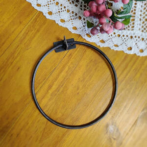 商品情報商品名iron towel ring circleアンティーク感漂うシンプルなラウンドタオルハンガーです。バータイプのタオルハンガーに比べてコンパクトなのでスペースがない場所でも設置できます。キッチンやトイレ、洗面所をお洒落な空間に...