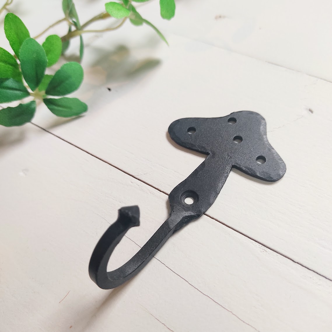 商品情報商品詳細【商品名】きのこフック【サイズ】(約)たて9cm よこ5cm 奥行3.5cm【材　質】：アイアン※ビスは付属しておりませんその他※在庫数の更新は随時行っておりますが、お買い上げ頂いた商品が品切れになってしまう事もございます。...