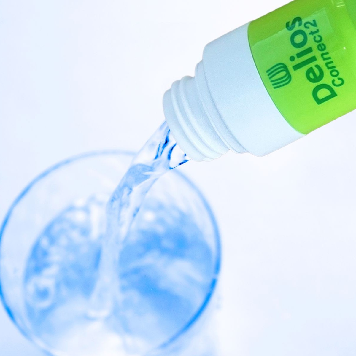 【今までのデリオスが進化しました】 口栓部 ( 飲み口 ) がペットボトルと同じ形状に変わり、そのままでも飲みやすくなりました。 更に、ペットボトル形状の製品と接続（コネクト）が可能になり使い方が広がります。 ペットボトルとの互換性があるた...