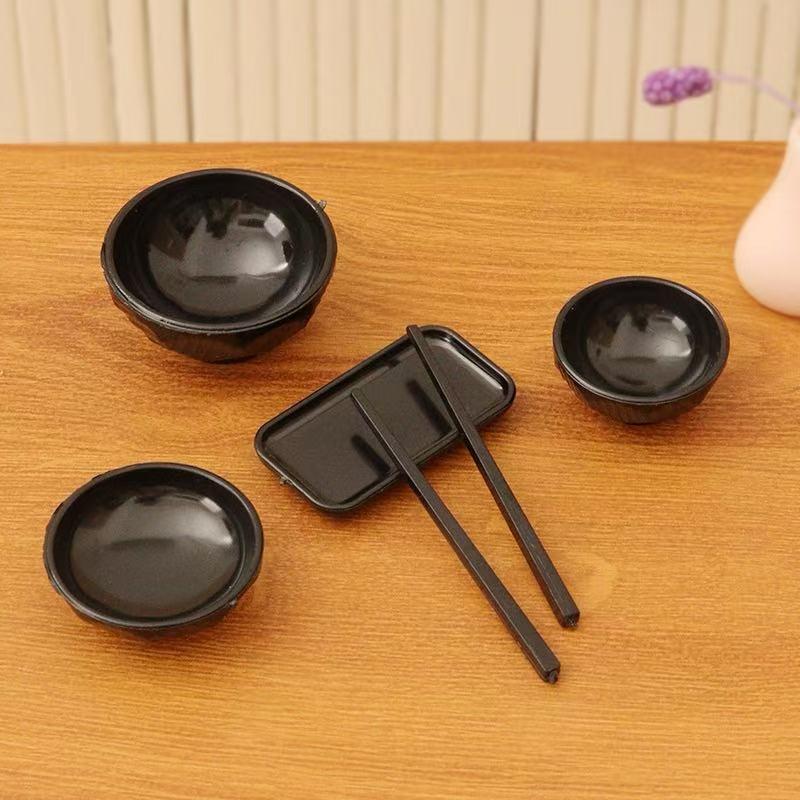 【ミニチュアドールハウス用 和風食器5点セット 黒 マイクロサイズ プレート 箸 お椀 お皿 クラフト用 アクセサリー｜ドールハウスのテーブルを華やかに演出する和風食器セット】 概要説明：ドールハウスのテーブルウェアとして最適な和風食器5点...