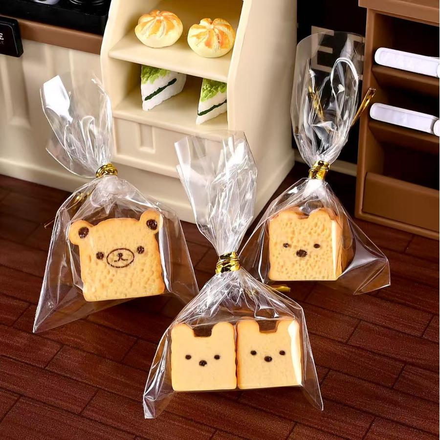 【ミニチュア ドールハウス 食パンセット 全3種類｜リアルな見た目でキッチンインテリアに最適】 概要説明：ドールハウス用のミニチュア食パンセットです。全3種類の食パンが1セットで楽しめるため、キッチンやダイニングルームのインテリアにぴったり...