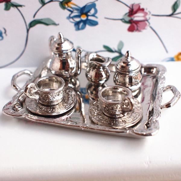 【1:12スケール ドールハウス用 シルバーメタルティーセット 食器 家具 アクセサリー｜ドールハウスに最適な高品質金属製ティーセット】 概要説明：1:12スケールのドールハウスやルームボックス、ハウスモデルに最適なシルバーメタルティーセッ...