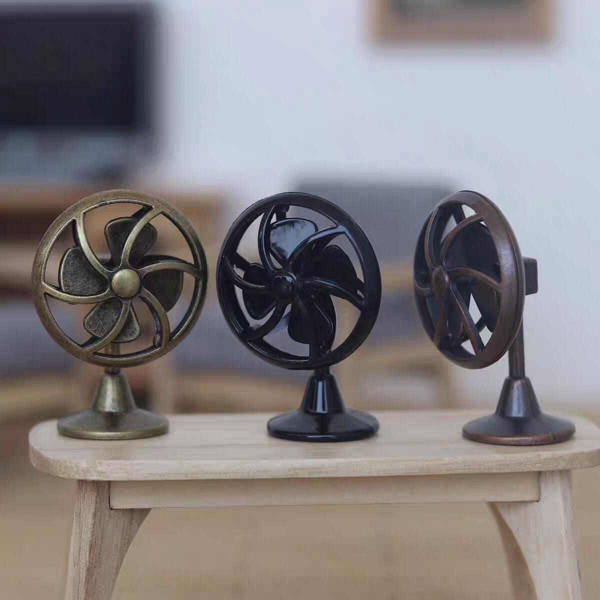 【ミニチュア扇風機｜レトロな雑貨 1/12 ドールハウス用小物】 ドールハウスやミニチュアコレクションに最適な、レトロな雰囲気が漂う小型の扇風機（せんぷうき）です。クラシックなデザインと、実際に羽根が回転するギミックが特徴で、ディスプレイの...
