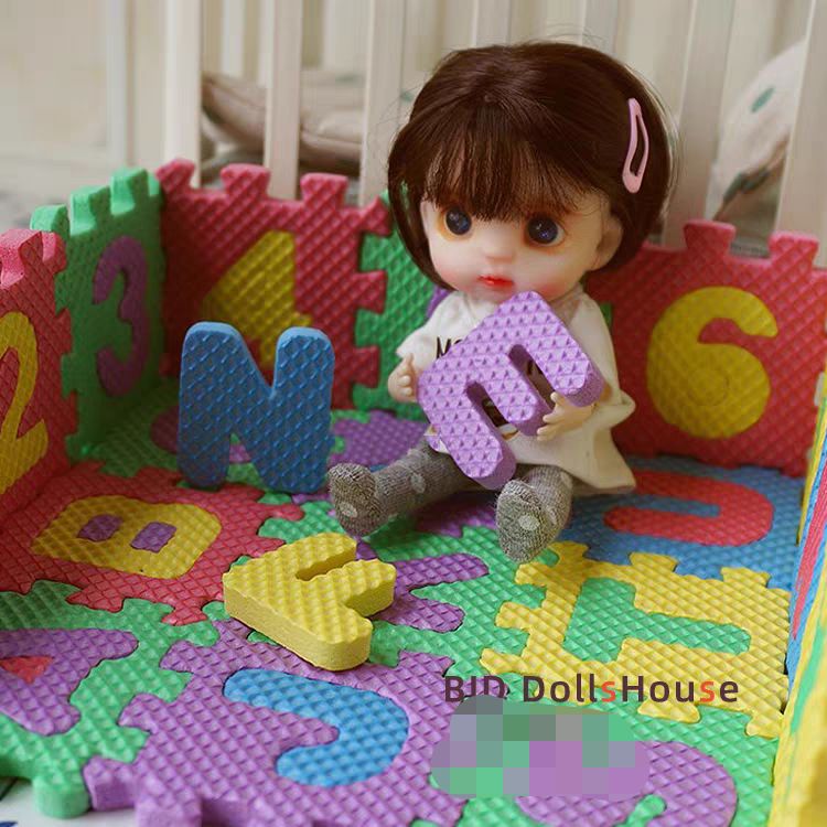 カラフルなアルファベットと数字のパズルマットです。お子様の知育玩具として、またドールハウスのプレイマットとしてもお使いいただけます。各ピースは柔らかい素材でできており、安全に遊べます。 【素材】EVA樹脂 【特徴】アルファベットと数字の取り...