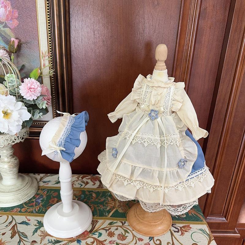 【クラシカルロリータ風エプロンワンピース ドール服 BJD対応 アイボリー×ブルー 豪華レースドール服｜おしゃれなデザインで人気のドール用ドレスセット】 概要説明：アイボリーとブルーの組み合わせが上品で可憐な印象を与える、クラシカルロリータ...