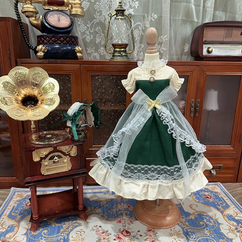 BJDドール用 クラシカルメイド風ドレスセット グリーン×アイボリー レースリボン付き｜上品なクラシカルメイド風ドレスで、ドールを華やかに演出 概要説明：深みのあるボトルグリーンとアイボリーの組み合わせが上品な、クラシカルメイド風のBJDド...