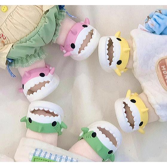 【ぬいぐるみ用 靴 サメ サンダル 20cm 着せ替え 推し活 ドール｜ぬいぐるみにぴったりの可愛いサンダル！おしゃれなデザインで人気】 概要説明：ぬいぐるみに装着可能なサメのラバーサンダルです。20cmサイズで、推し活やドール用として最適...