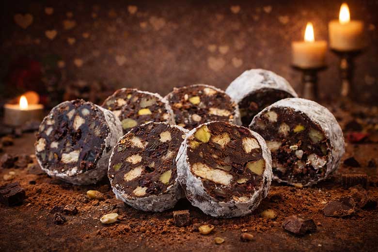 バレンタイン　チョコレート菓子　ショコラバトンの詳細 原産国：日本 原材料：チョコレート・生クリーム・胡桃・アーモンド・ビスケット・マシュマロ・ラム酒 オレンジ：オレンジピール クランベリー：ドライクランベリー （オレンジかクランベリー、ど...