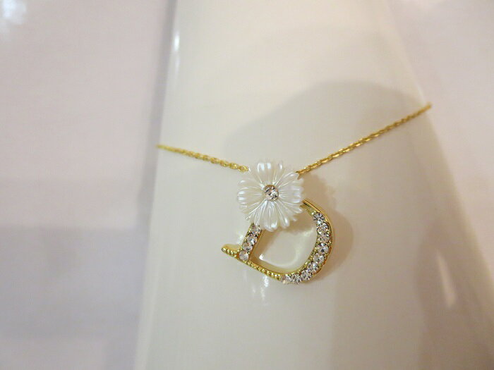 ダイヤモンド風のあしらいで「D」を押し出し、花を添えることで全体的な華やかさを演出しますカップルや夫婦のプレゼントへどうぞ。 金属アレルギーの方は、このネックレスの使用を控えてください.代引き決済、日時、ご指定のお客様は商品代+￥990円と...