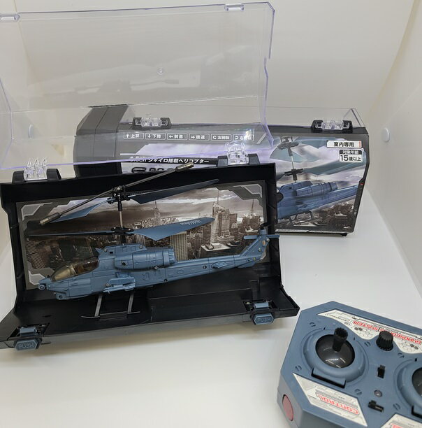 憧れのヘリ操縦が叶う！ スタイリッシュなヘリコプターをお家で飛ばそう♪ 上昇・下降、左右旋回の操作が可能。 ジャイロセンサー搭載で、初心者でも安定飛行が可能なヘリコプター。 ※室内専用の商品です。 ※対象年齢15歳以上