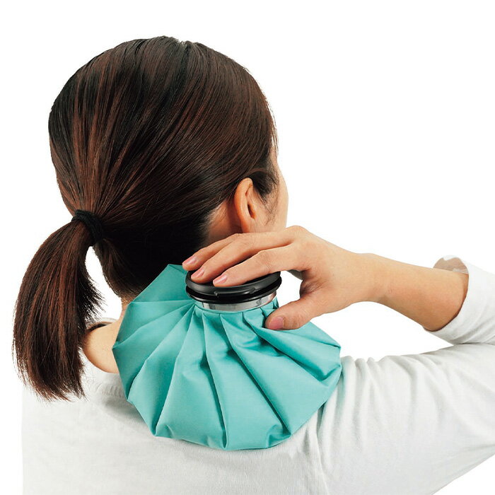 スポーツ後のクールダウンに！ くり返し使える！ 柔らかい素材で体にフィット！ 熱中症予防にも！ ※本製品は医療機器ではありません。 79×73×220mm（バッグ部を絞った状態） 生地／表面：ポリエステル、裏面：PVC、口部／アルミ、PS、...