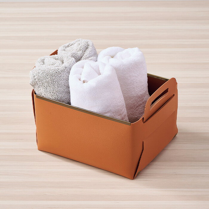 折りたためるフェイクレザーの小物入れ 化粧品やタオル、ステーショナリーなどの整理に 水分や油分などを吸収しづらい生地なので、お手入れ簡単 材質/生地：PVCレザー、フレーム：ステンレス、ボタン：スチール