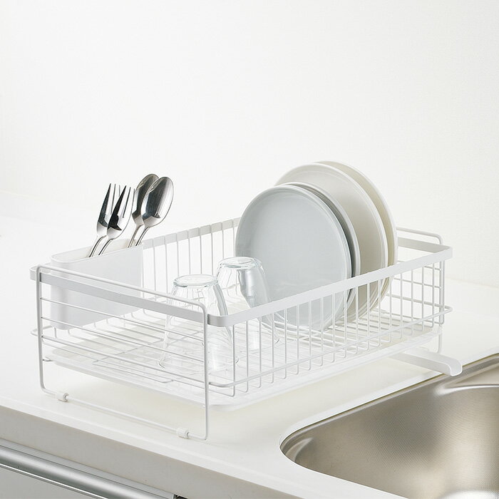 ●タテヨコどちらでも使える可動式排水ノズルで水捨て不要 ●水が溜まらず自然とシンクに流れる ●耐荷重約6kg ●材質/バスケット：鉄（エポキシ樹脂塗装）、トレー・水切りポケット・ノズル：ポリプロピレン（耐熱温度100℃）、すべり止め・排水栓...