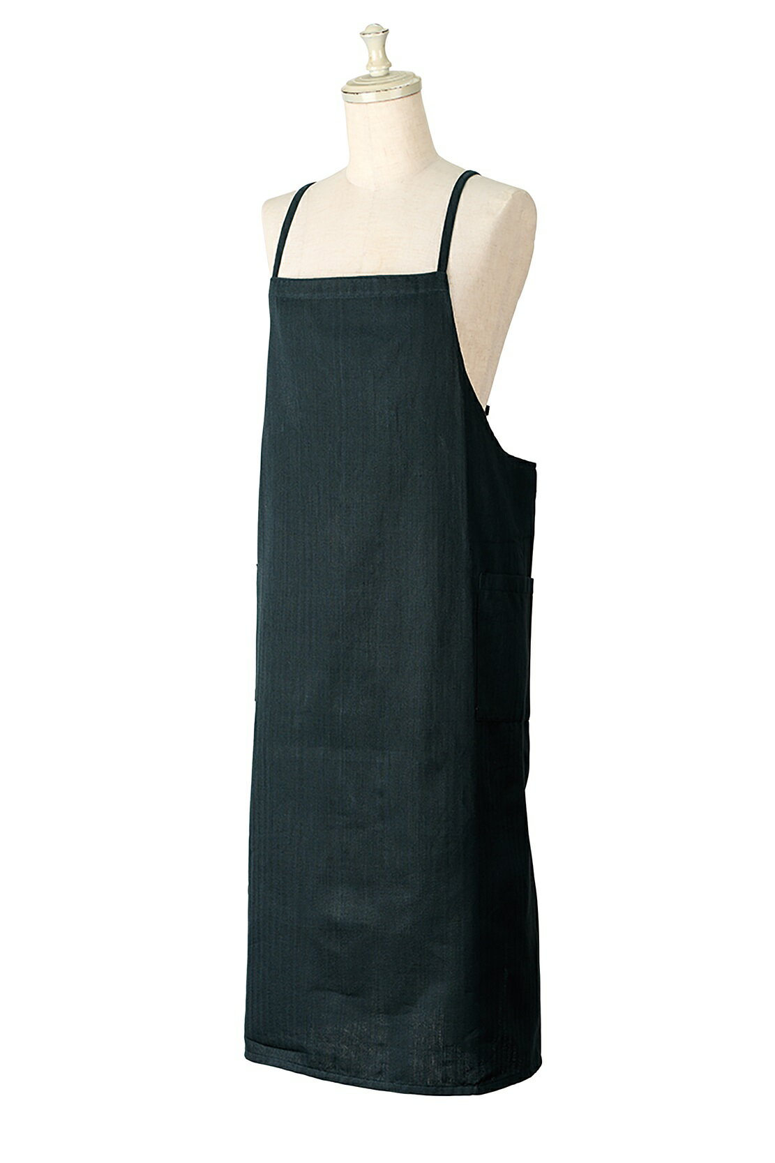 ■エプロンワンピース 細い紐がアクセントになったすっきりシンプルな肩紐ワンピース。 リボンで絞ったバックスタイルが着こなしにチャーミングさを加えます。 直線的なラインやギャザーでさりげなく体型をカバーします。 便利な大きいポケット付きです。...