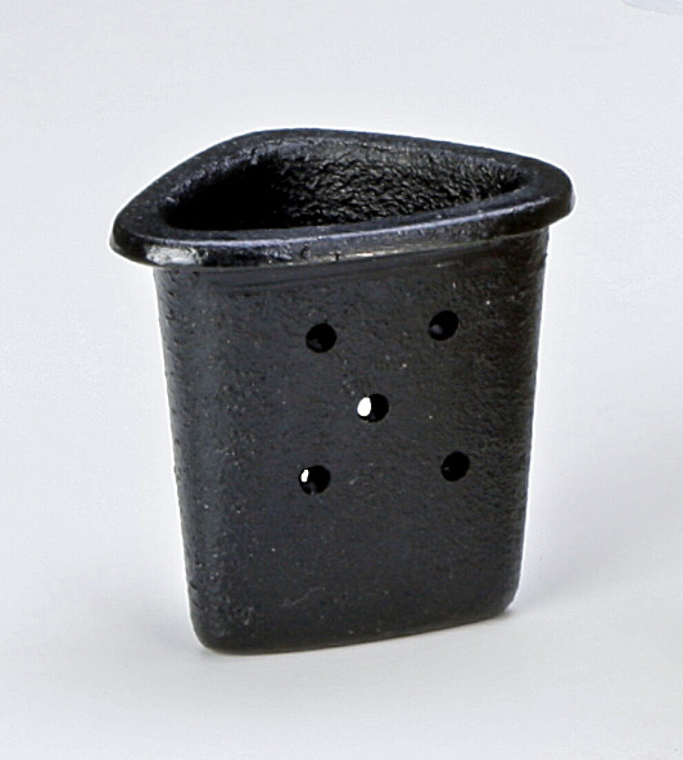 ■ぬか床の水取に 鋳鉄製の水取り器で、鉄分の摂取も出来ます。 ●サイズ：幅6×奥行4.5×高さ5.9cm ●重量:0.2kg ●素材・材質：鋳鉄(シリコン樹脂焼付塗装) ●生産国：中国