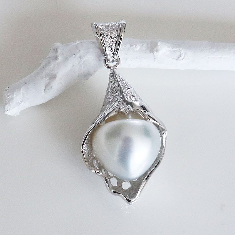 こちらのペンダントトップは、白蝶真珠の美しさを最大限に引き出すデザインが魅力です。 14.2mmのオーバル型パールが、シェルモチーフの中で優雅に輝きます。 中心にはさりげなくダイヤが配置され、上品な輝きを添えています。 K14ホワイトゴール...