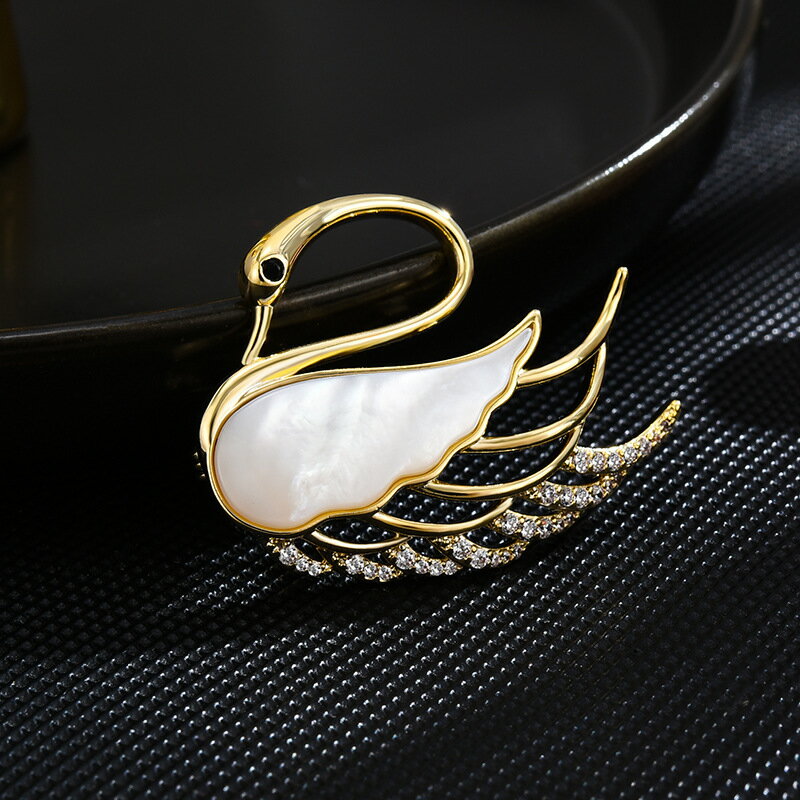 この商品は 送料無料　白鳥ブローチ レディースブローチ ジルコンピンバックル ユニークなデザインの白鳥の女性のブローチ、スーツアクセサリー ポイント女性と女の子のための良いプレゼント ショップからのメッセージ ブローチは鏡面研磨されたクラフ...