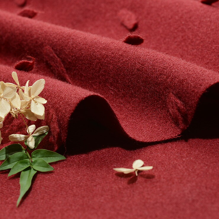 　販売単位 40cmカット済 　商品説明 　用途 ウール100％ 綾織り 生地の厚み1ミリ ツイル生地 チクチク感若干あり ウール100％・ウール混の普通生地 ジャケット スカート 　かたさ 　あつさ 普通 中肉〜厚手 　生地巾 　素材 1...