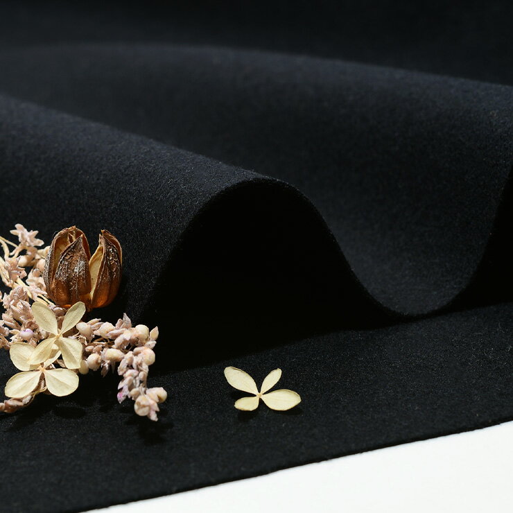 　販売単位 45cmカット済 　商品説明 　用途 ウール100％ メルトン生地 厚み1.5ミリ 圧縮起毛 ハリ感やや有 しっかりめ コートにおすすめの普通生地 ウール100％・ウール混の普通生地 コート ジャケット 　かたさ 　あつさ 普通...