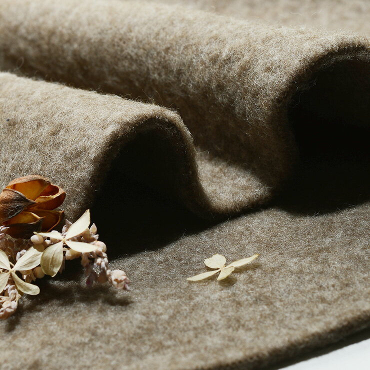 　販売単位 40cmカット済 　商品説明 　用途 フカフカ 極厚 ウール100％のニット 暖かい フリース生地 厚み7〜8ミリ 両面起毛 圧縮起毛 縦横(特に横方向)に伸びるテンション中 無地のニット フリースブルゾン ブランケット 　かた...