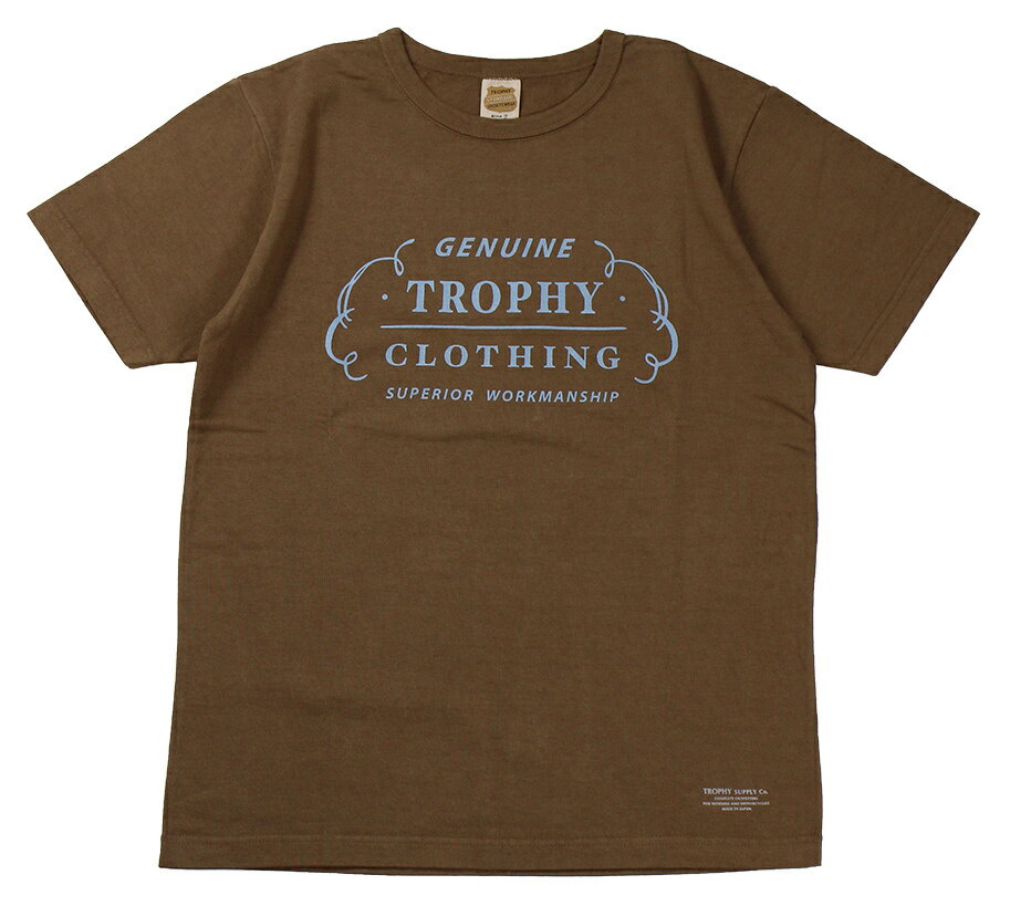 商品情報商品説明/素材TROPHY CLOTHING -Ranch Logo OD Crew Tee- ・Mocha西部開拓時代をイメージしたランチロゴを配したTee。 表側を20単糸、裏側を30単糸の太さが違う糸を採用し、 通常裏毛(Sw...
