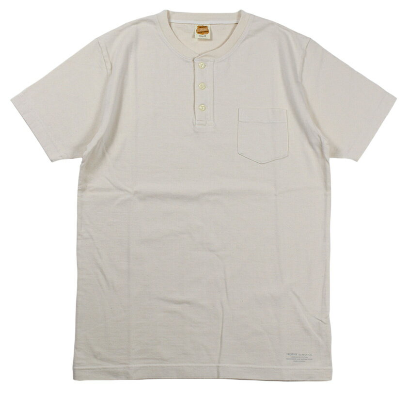 商品情報商品説明/素材TROPHY CLOTHING-OD HENLEY TEE-【Item Description】刻印入り猫目ボタンを使用したヘンリーネック。軽装なサマーシーズンに一枚での着用はもちろん、シャツ、ジャケットのインナーとし...