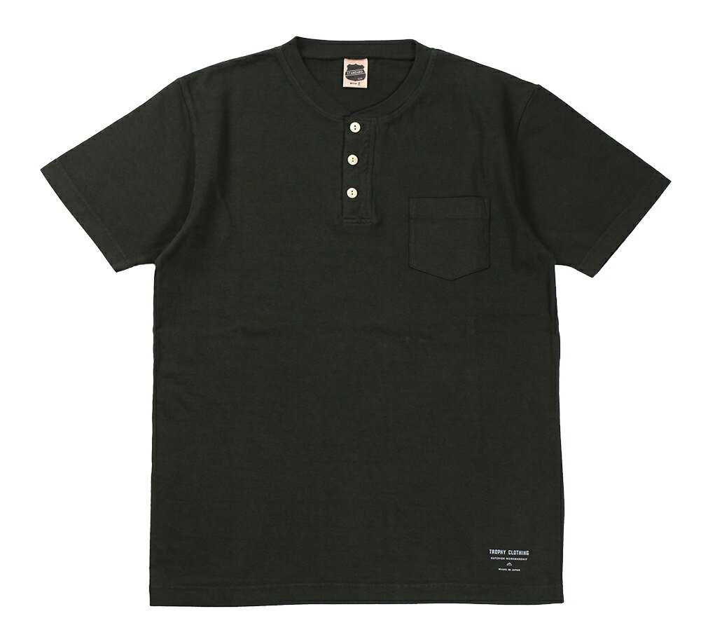商品情報商品説明/素材TROPHY CLOTHING -OD HENLEY TEE-・Gun Black【Item Description】刻印入り猫目ボタンを使用したヘンリーネック。軽装なサマーシーズンに一枚での着用はもちろん、シャツ、ジ...