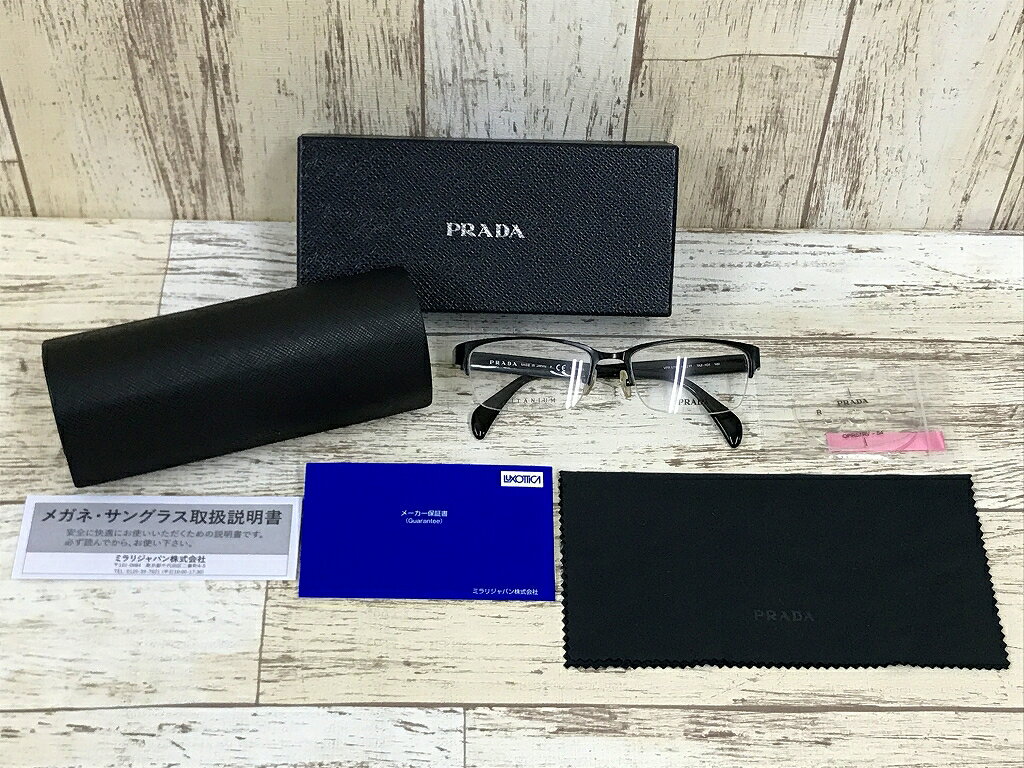 商品説明ブランドPRADA商品名メガネ型番VPR57R付属品・ケース　・箱サイズ・フレーム幅 約13.5cm・アーム 約13.5cm状態目立ちにくいですが、細かいキズがあります。(画像 19、20のような)
