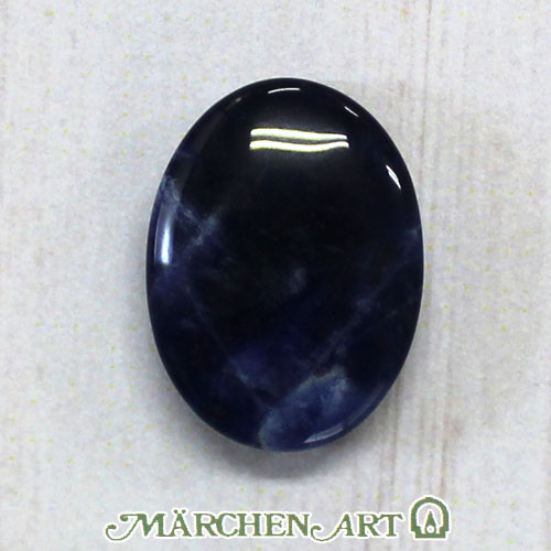 商品特徴 内容1個入りサイズ：約H18mm×W14mm 溝の深さ約0.8cmメルヘンアート　パワーストーン　溝入りカボション　ソーダライト 石が結び目で包めるように脇に溝が入っています。 ※カボションは天然石のため、石の種類によっては色の濃...