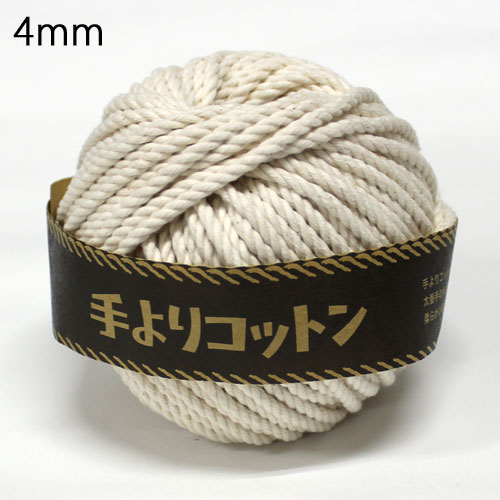 商品特徴 品質構成綿　100％ 仕立（糸長）太さ約4mm　1巻約36m【柔らかい風合いでマクラメに最適】 メルヘンアート　マクラメ糸　手よりコットン【4mm】 カセから玉巻きにする手間がかからず、玉巻の内側からひも端を引き出して使えます。ハ...