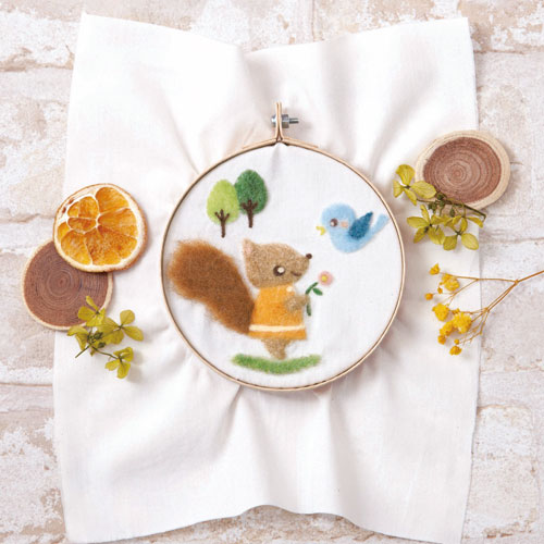 商品特徴 キット内容羊毛フェルト、コットン生地、エコクラフト、留め具、PPバンド、レシピ 用意するもの ★ フェルティング用ニードル極細 ★フェルティング用マット ★またはフェルティングニードルスターターセット、 ハサミ、カッター、手芸用ボ...