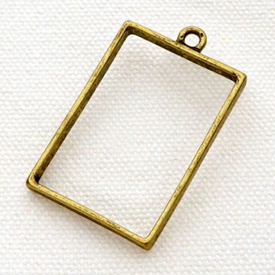商品特徴 サイズ 約28×33mm 入数 1個 色 アンティークブロンズ 材質 合金【鉛・ニッケルフリーのアクセサリーパーツ】モチーフ＆チャーム　フレーム　アンティークブロンズ レジンアクセサリーにもお使いいただけるフレームやアンティーク雑...