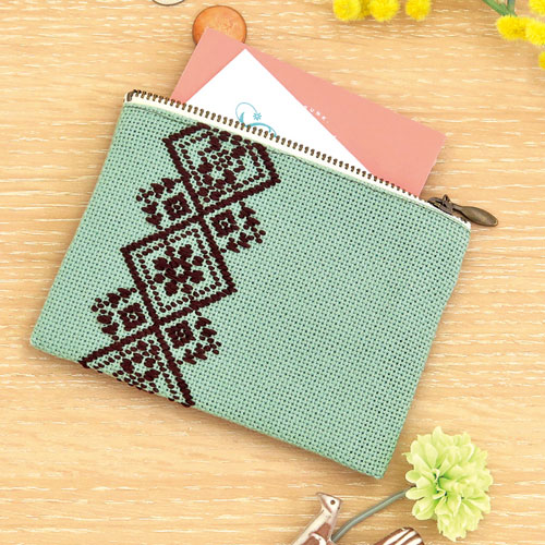 商品特徴 内容オリムパスこぎん糸（茶色）（778番）(綿100％)、オリムパスNo.1100布コングレス　ソフトグリーン（40番）(綿100％)、裏布、ファスナー、 こぎん針、図案付説明書 完成サイズ約縦9cm×横13cm 難易度初〜中級者...