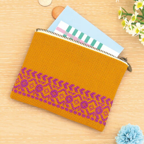 商品特徴 内容オリムパスこぎん糸（紫）（136番）(綿100％) 、オリムパスNo.1100布コングレス　マスタード（41番）(綿100％)、裏布、ファスナー、こぎん針 、図案付説明書 完成サイズ約縦9cm×横13cm 難易度初〜中級者向け...