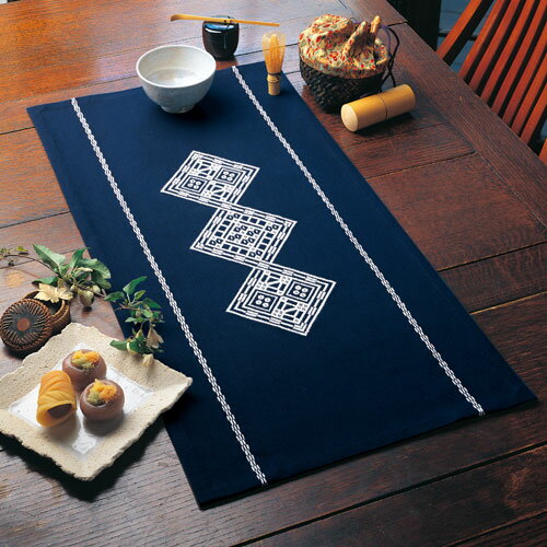 商品特徴 内容こぎん糸（白糸使用）、No.1100布 コングレス(紺)、こぎん針、図案付説明書 完成サイズ約縦38cm×横74cm 難易度中級者向けオリムパス　こぎん1テーブルセンター　ふくべ 津軽地方の人が厳しい寒さを凌ぐために、布に木綿...