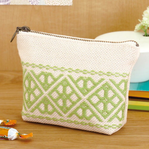 商品特徴 内容こぎん糸(綿100％)、No.1100布＜コングレス＞(綿100％)、裏布、ファスナー、こぎん針、図案付説明書 完成サイズ約縦10cm×横14.5cm×マチ3cm 難易度初〜中級者向けオリムパス　こぎん27（ベージュ）　ポーチ...