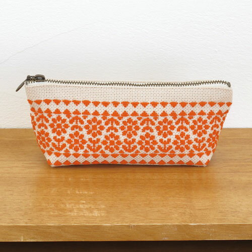 商品特徴 内容こぎん糸(綿100％)、No.1100布＜コングレス＞(綿100％)、裏布、ファスナー、こぎん針、図案付説明書 完成サイズ約縦7.5cm×横18cm×マチ4cm 難易度初〜中級者向けオリムパス　こぎん40　ペンケース（ベージュ...