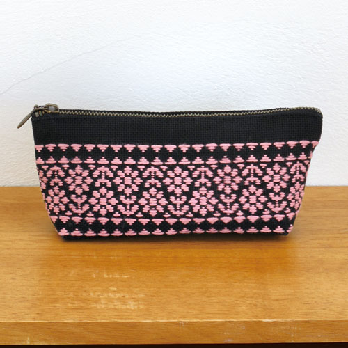 商品特徴 内容こぎん糸(綿100％)、No.1100布＜コングレス＞(綿100％)、裏布、ファスナー、こぎん針、図案付説明書 完成サイズ約縦7.5cm×横18cm×マチ4cm 難易度初〜中級者向けオリムパス　こぎん41　ペンケース（黒） 北...