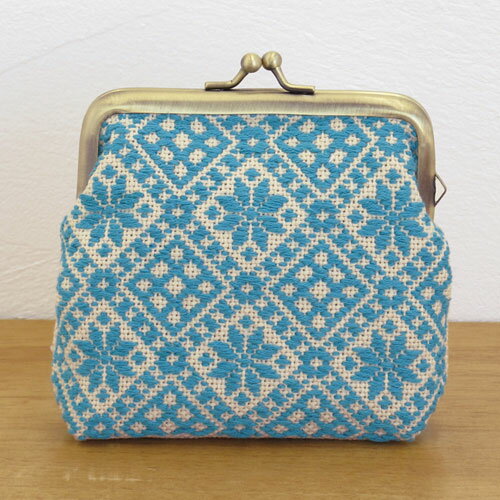 商品特徴 内容こぎん糸(綿100％)、No.1100布＜コングレス＞(綿100％)、裏布、口金、角型、紙ひも、こぎん針、図案付説明書、型紙 完成サイズ約縦11.5cm×横13cm×マチ3cm 難易度中級者向けオリムパス　こぎん38　がま口ポ...