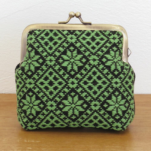 商品特徴 内容こぎん糸(綿100％)、No.1100布＜コングレス＞(綿100％)、裏布、口金、角型、紙ひも、こぎん針、図案付説明書、型紙 完成サイズ約縦11.5cm×横13cm×マチ3cm 難易度中級者向けオリムパス　こぎん39　がま口ポ...